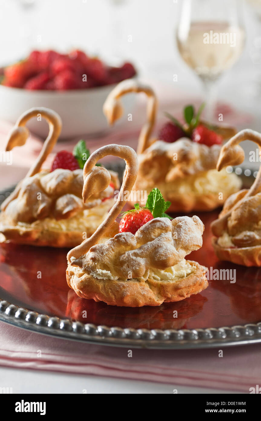 Choux pastry swans Cygnes en pâte à choux Stock Photo - Alamy
