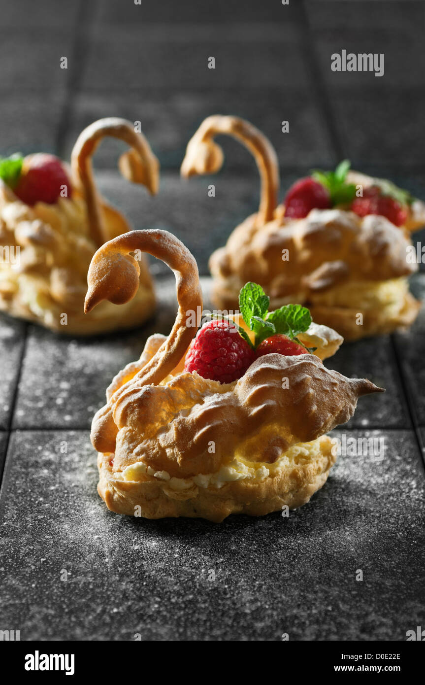 Choux pastry swans Cygnes en pâte à choux Stock Photo - Alamy