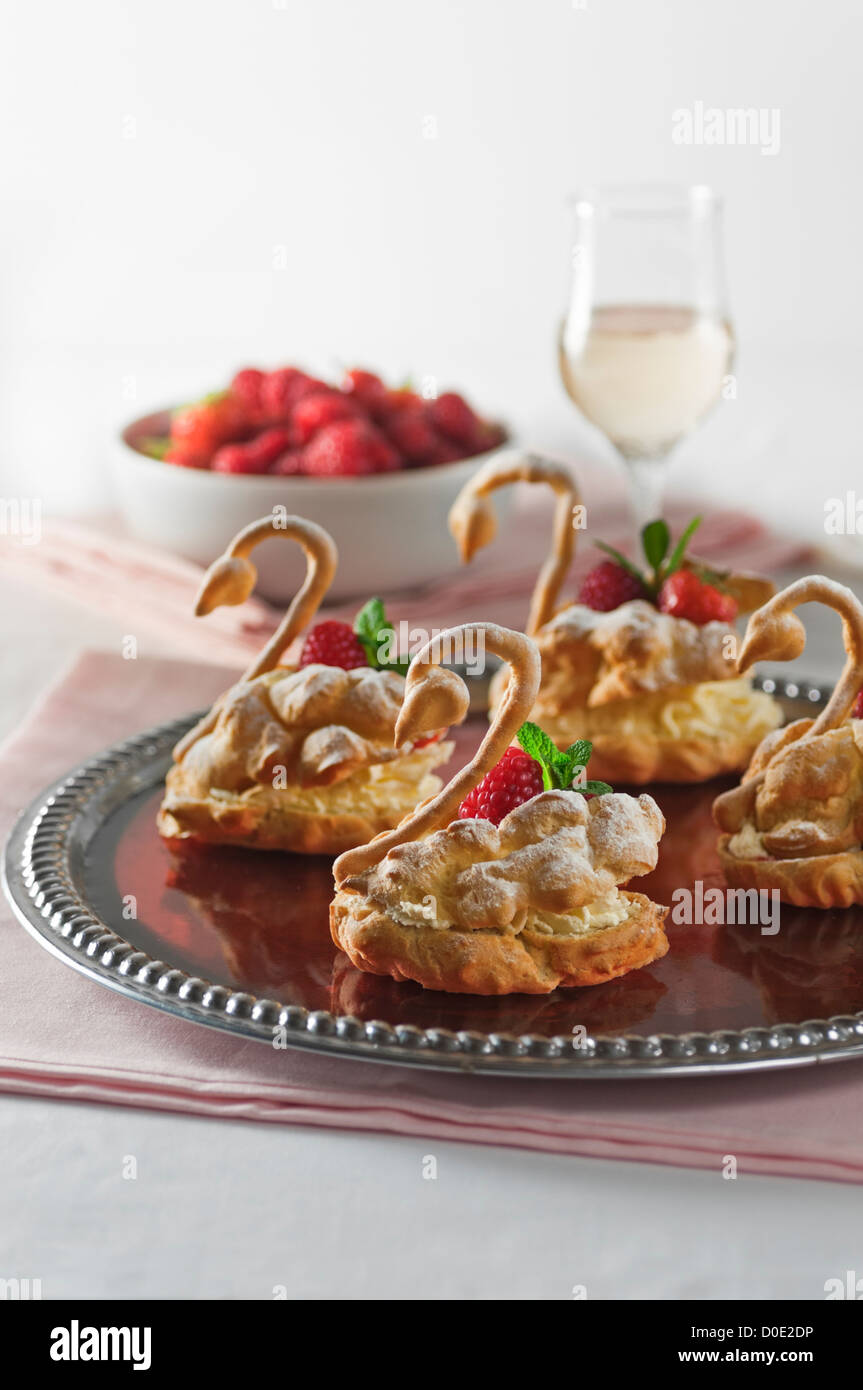 Choux pastry swans Cygnes en pâte à choux Stock Photo - Alamy