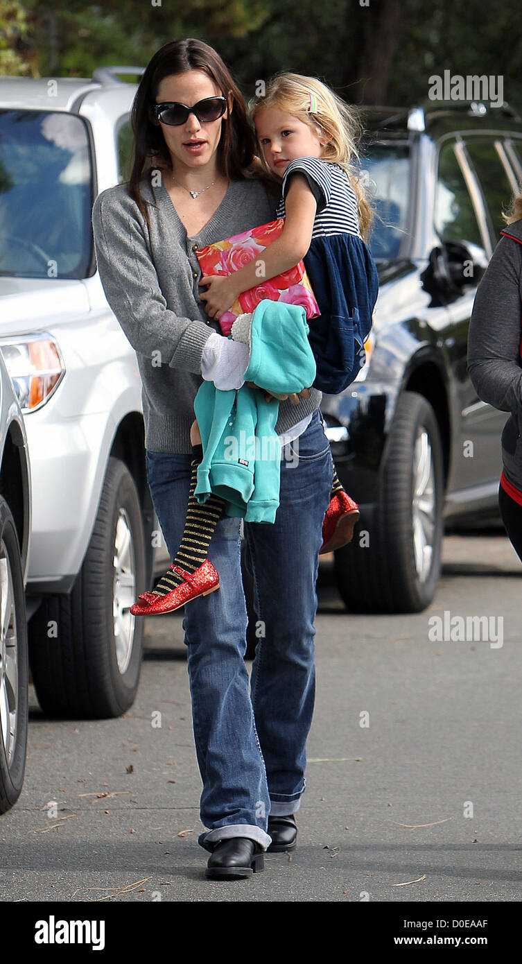 Jennifer Garner takes her daughter Violet Affleck to a birthday party ...