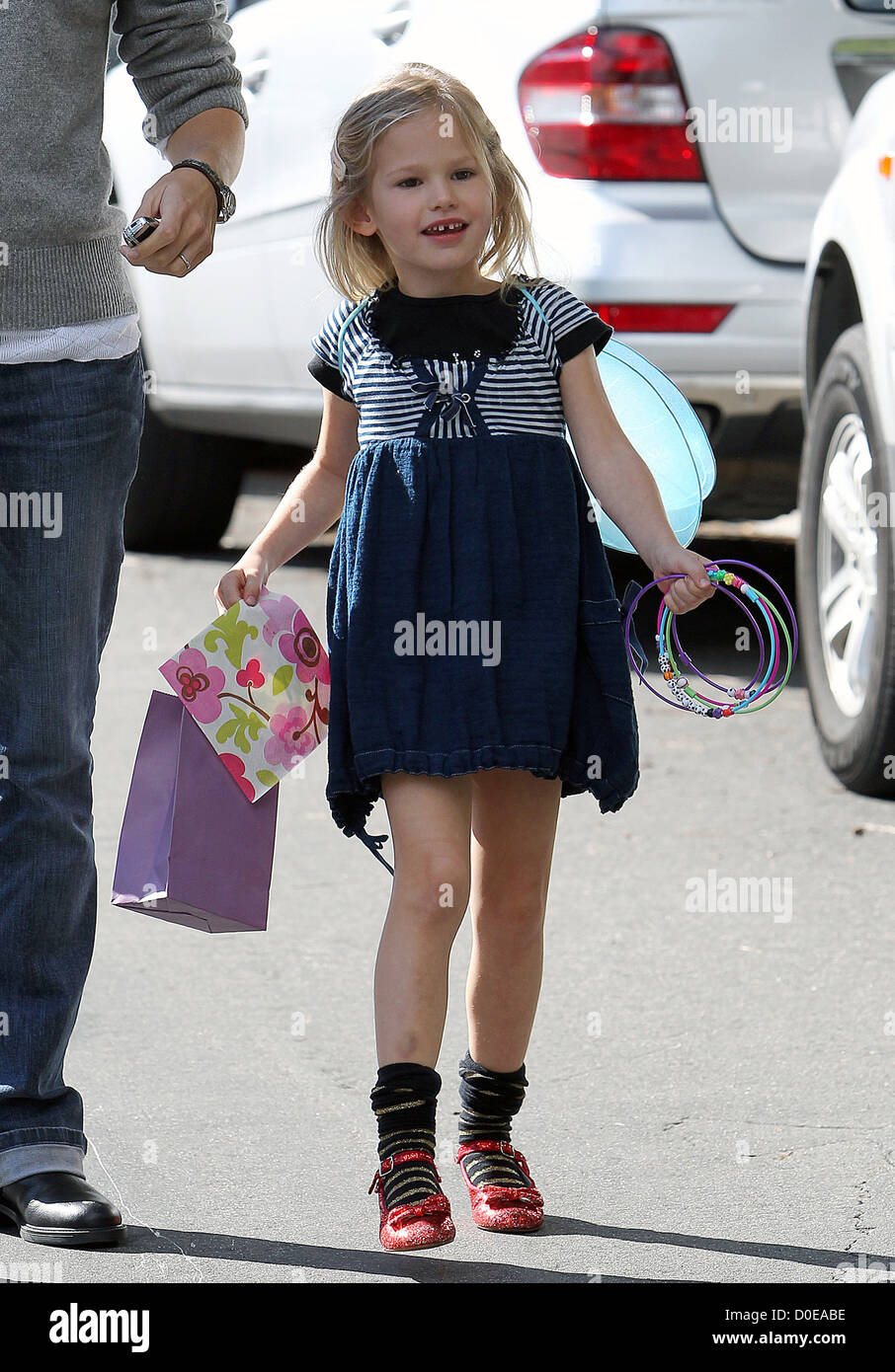 Jennifer Garner takes her daughter Violet Affleck to a birthday party ...