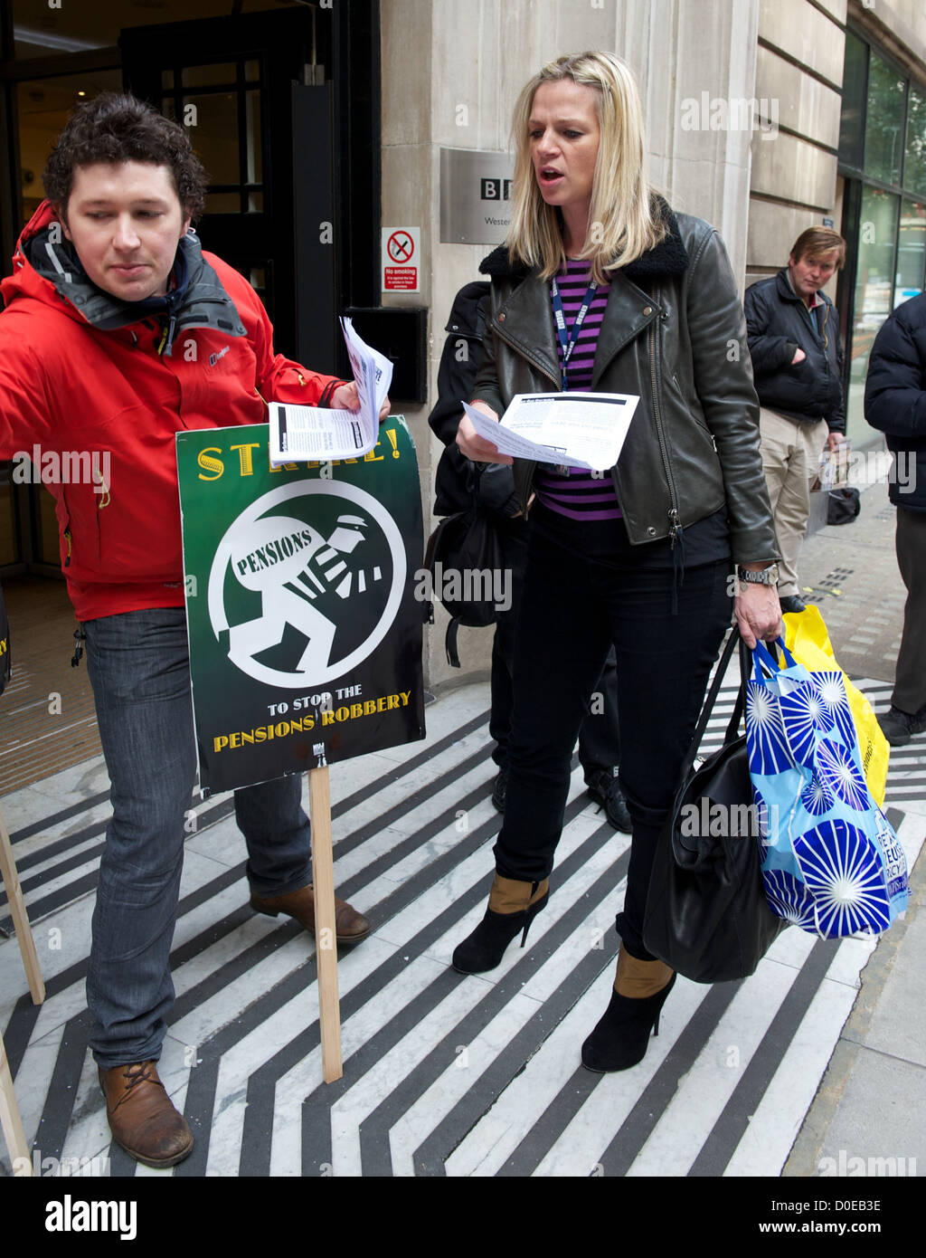Workers crossing the picket line hi-res stock photography and images ...