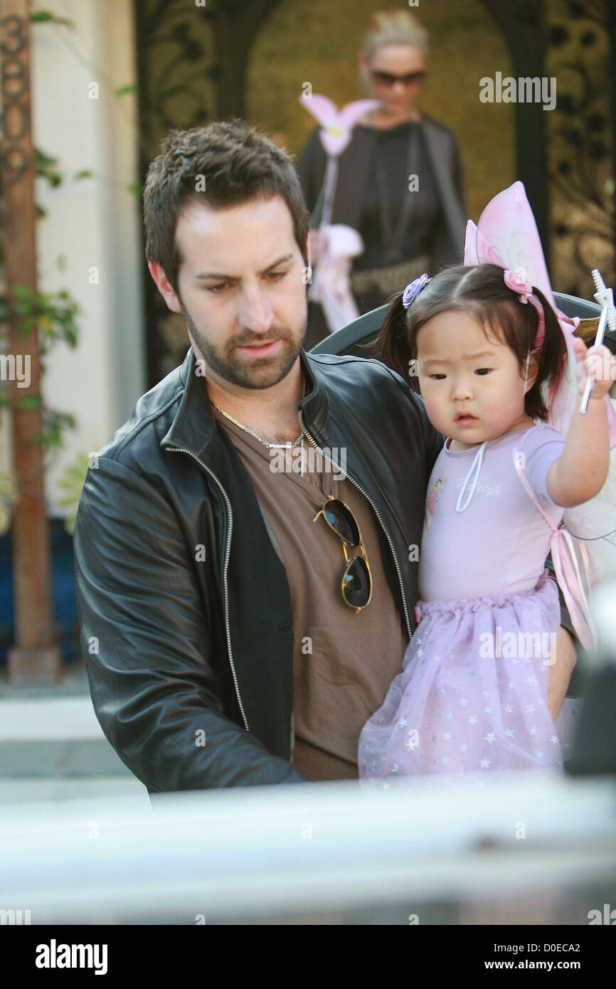 Josh Kelly leaves his home with daughter Naleigh who is dressed as a ...