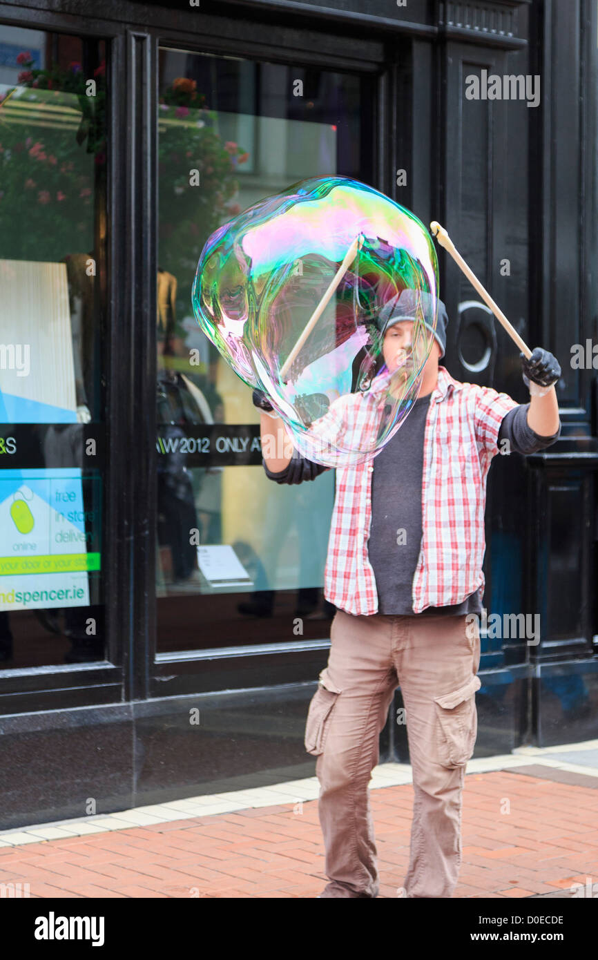 Bubble entertainer hi-res stock photography and images - Alamy