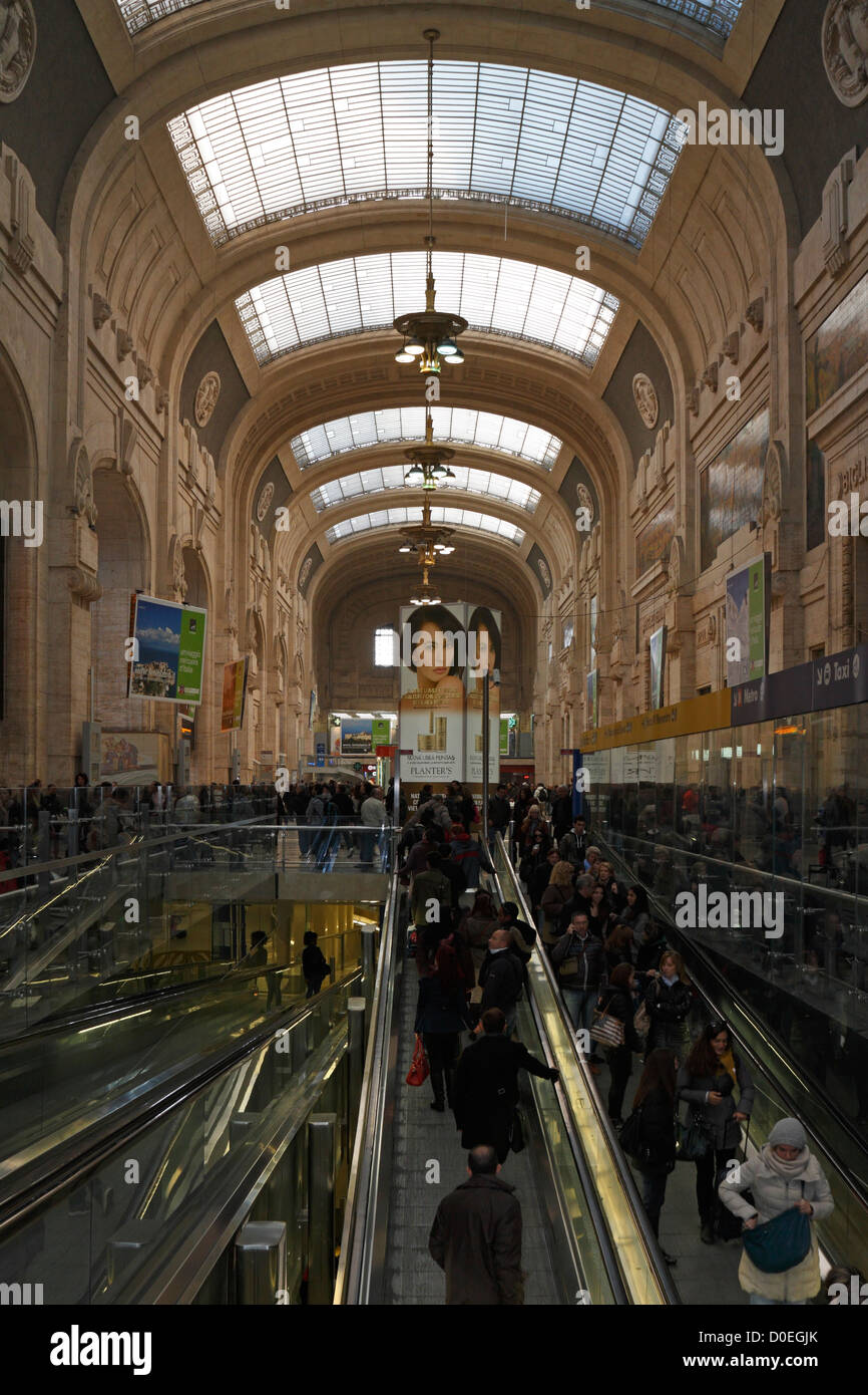 Milan central railway station hi-res stock photography and images - Alamy