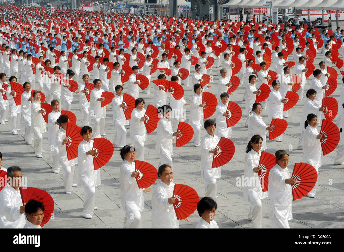 Chinese fan display More than 10,000 people gathered on the Olympic ...