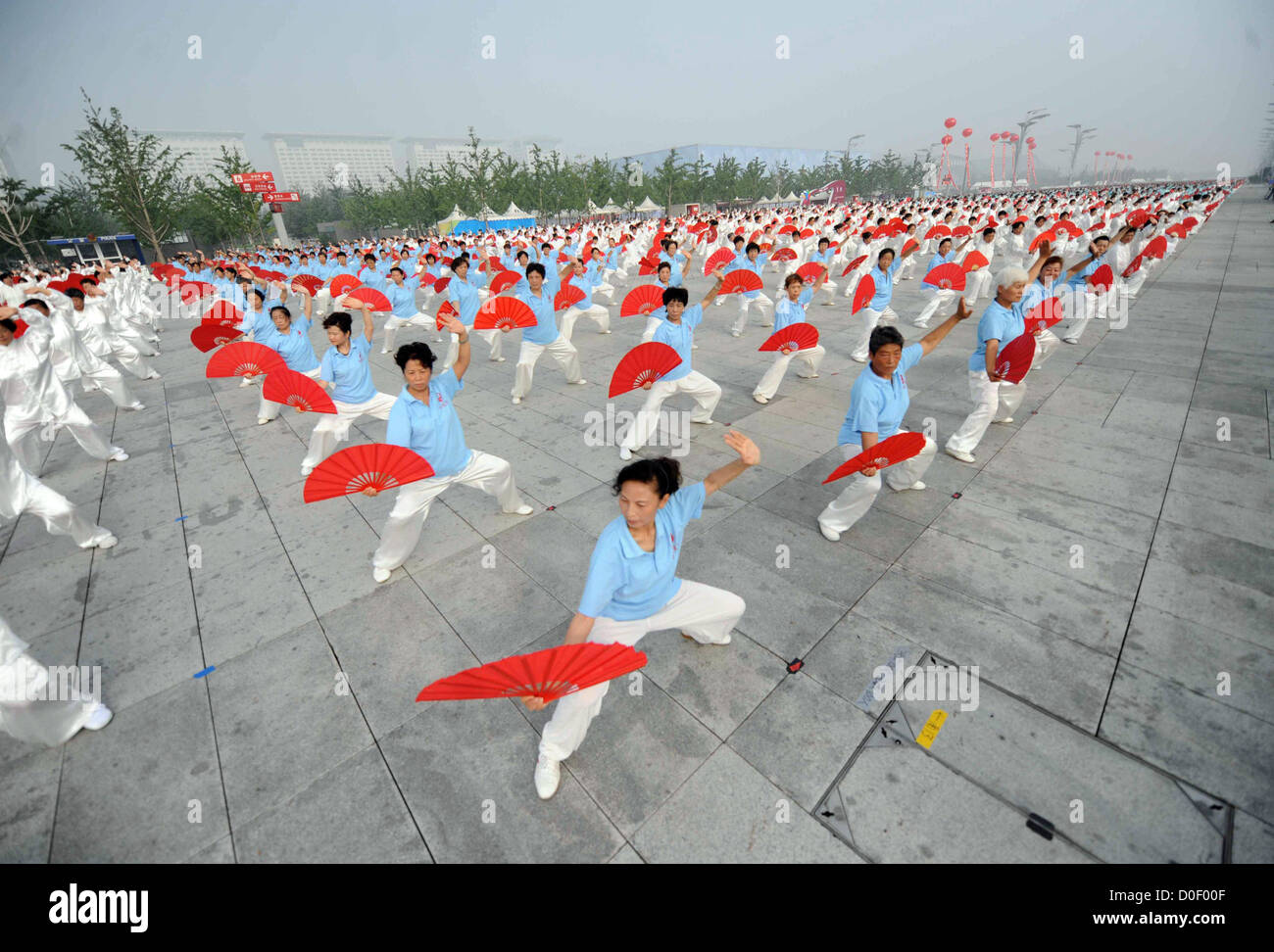 Chinese fan display More than 10,000 people gathered on the Olympic ...