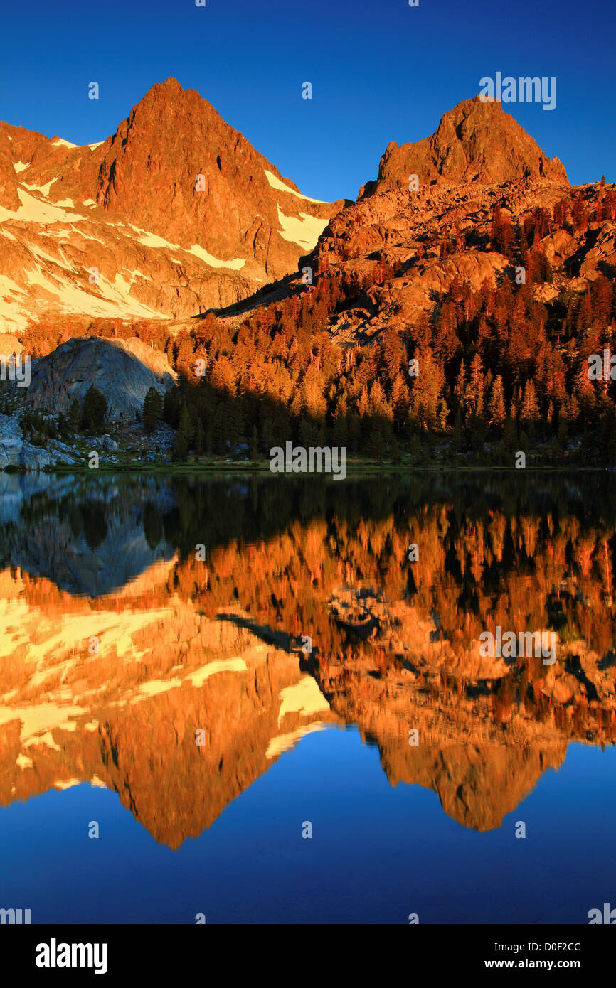 Sunrise with Mount Ritter and Banner Peak reflecting in Ediza Lake in ...