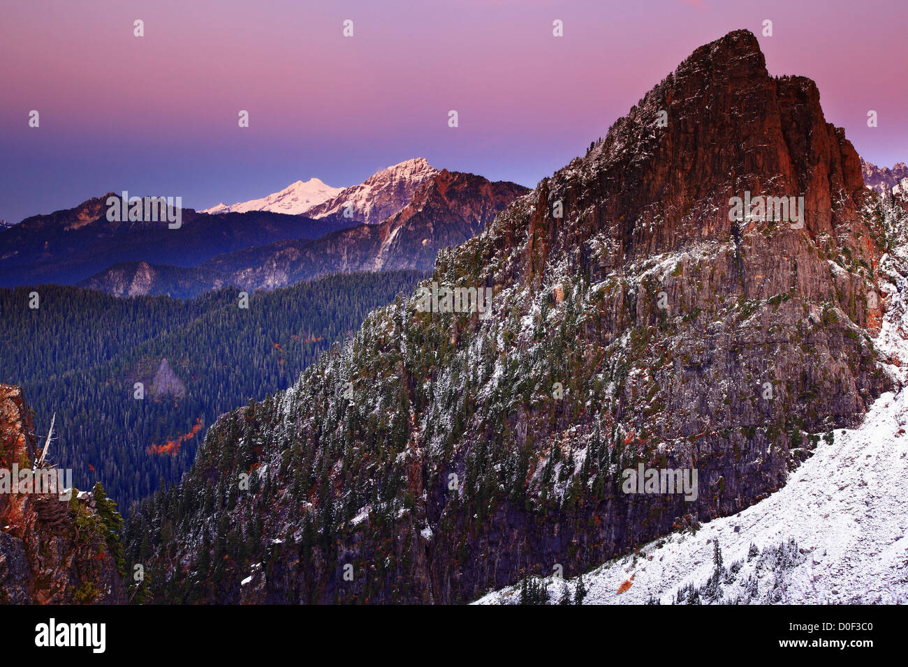 Sunset alpenglow over Glacier Peak and Morning Star Peak from Headlee ...