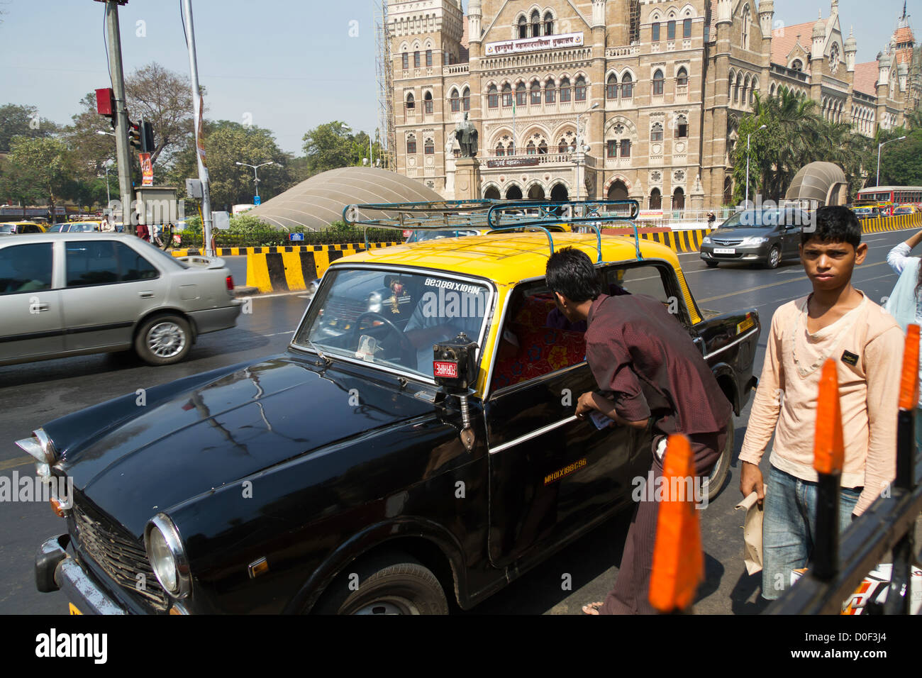 Indian taxi cab mumbai india hi-res stock photography and images - Alamy