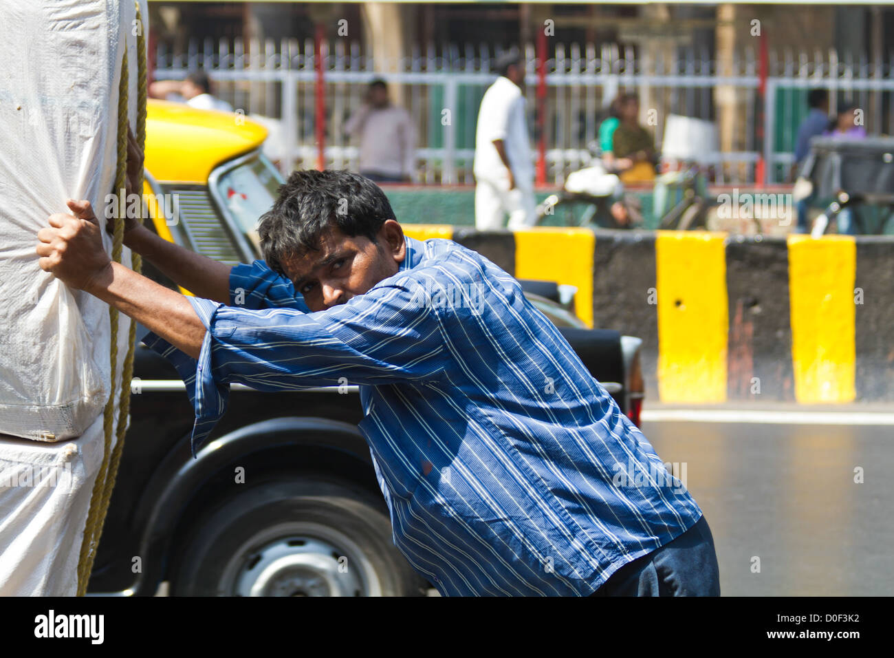 Man pushing a Cart in Mumbai, India Stock Photo - Alamy