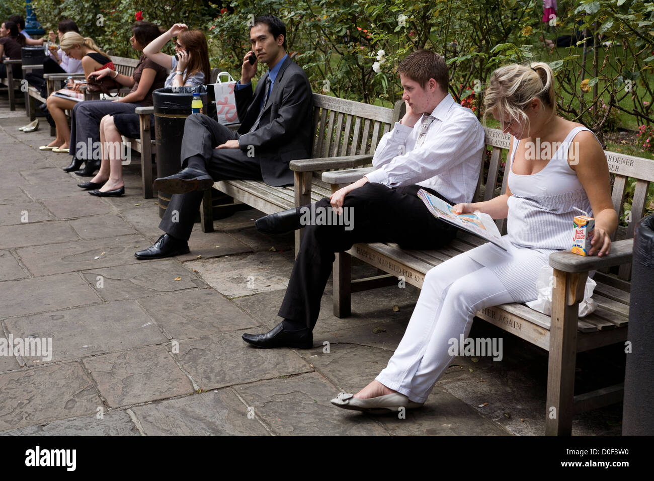 People having their lunch sitting on benches at Covent Garden Piazza ...