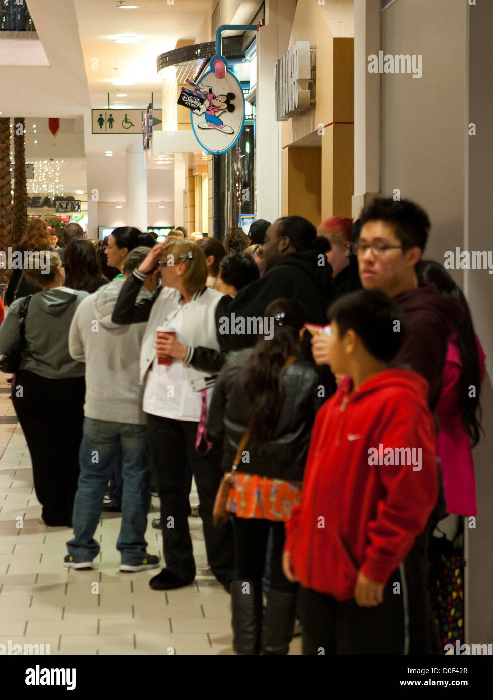 Long lines at the mall hi-res stock photography and images - Alamy