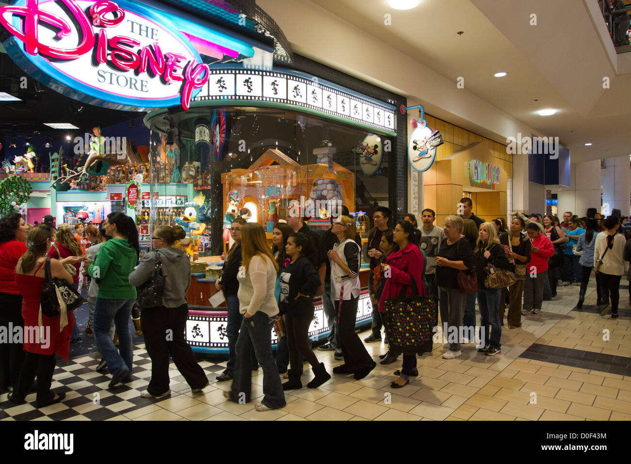 Nov. 23, 2012 - Modesto, CA, USA - Long lines outside stores such as ...