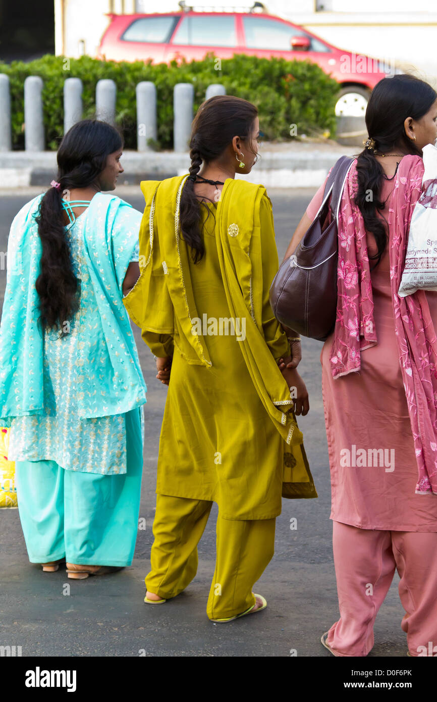 Indian Women crossing the Street of Mumbai, India Stock Photo - Alamy