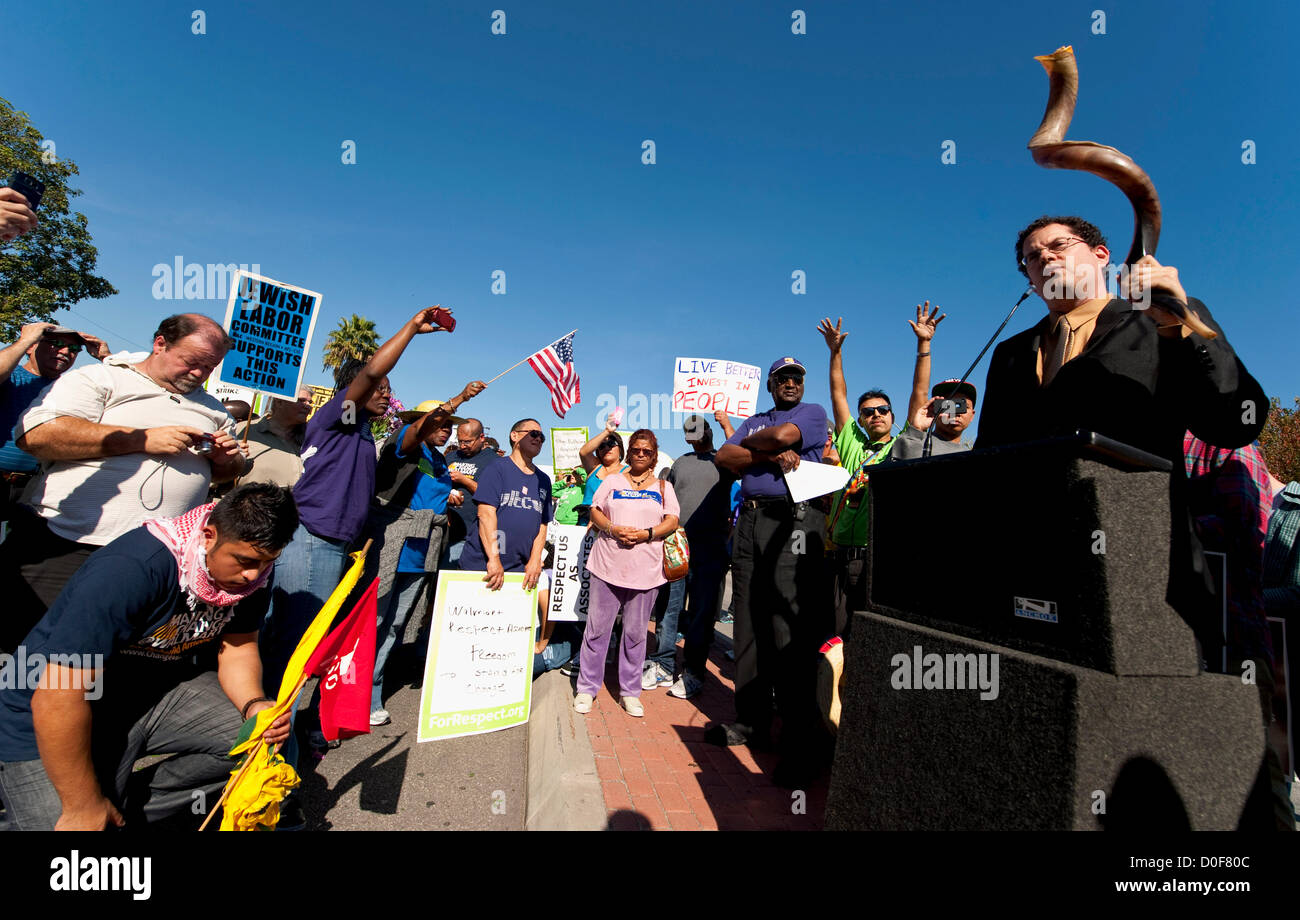 Wal mart employees hi-res stock photography and images - Alamy