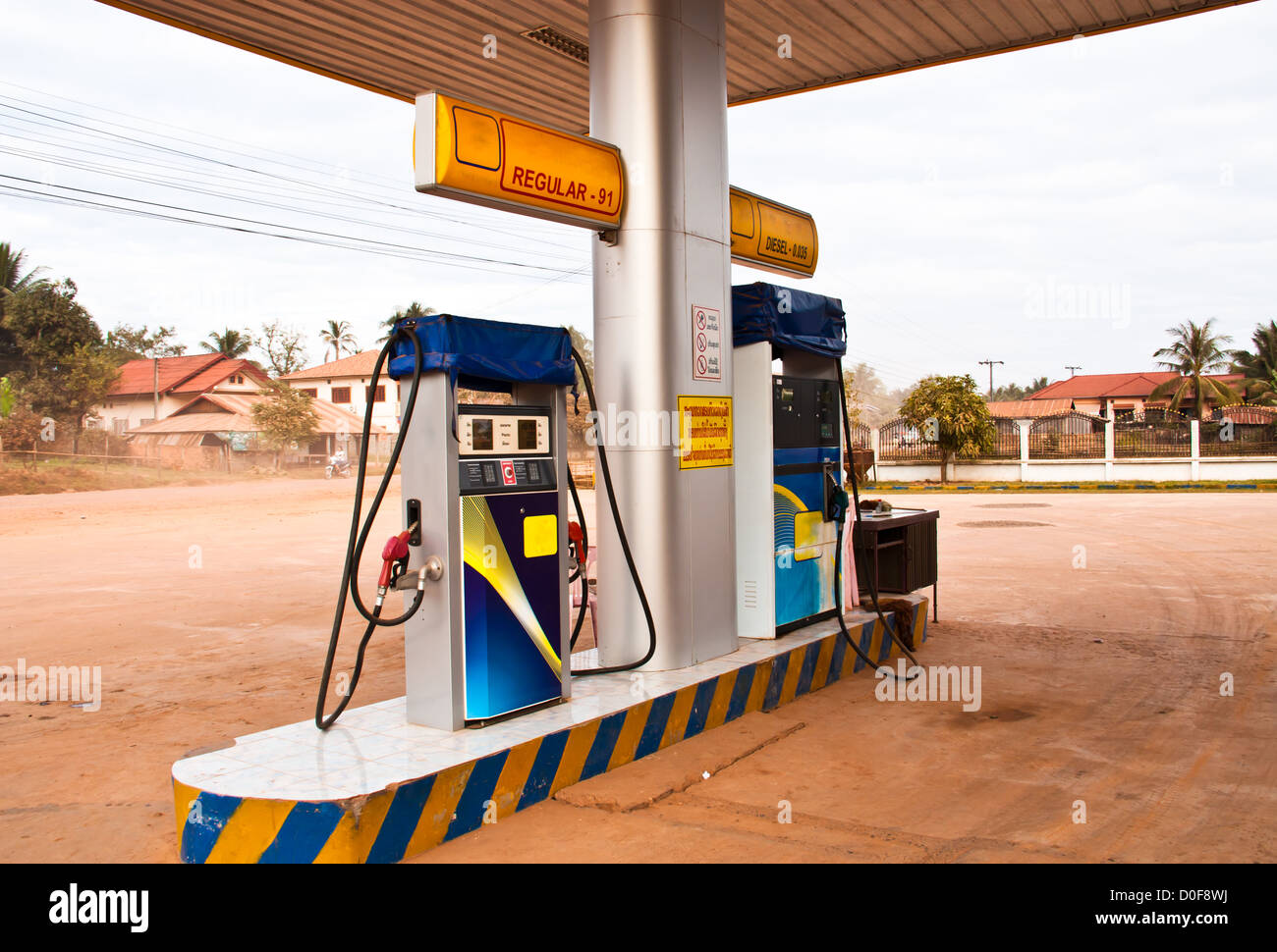 Empty fuel stations hi-res stock photography and images - Alamy