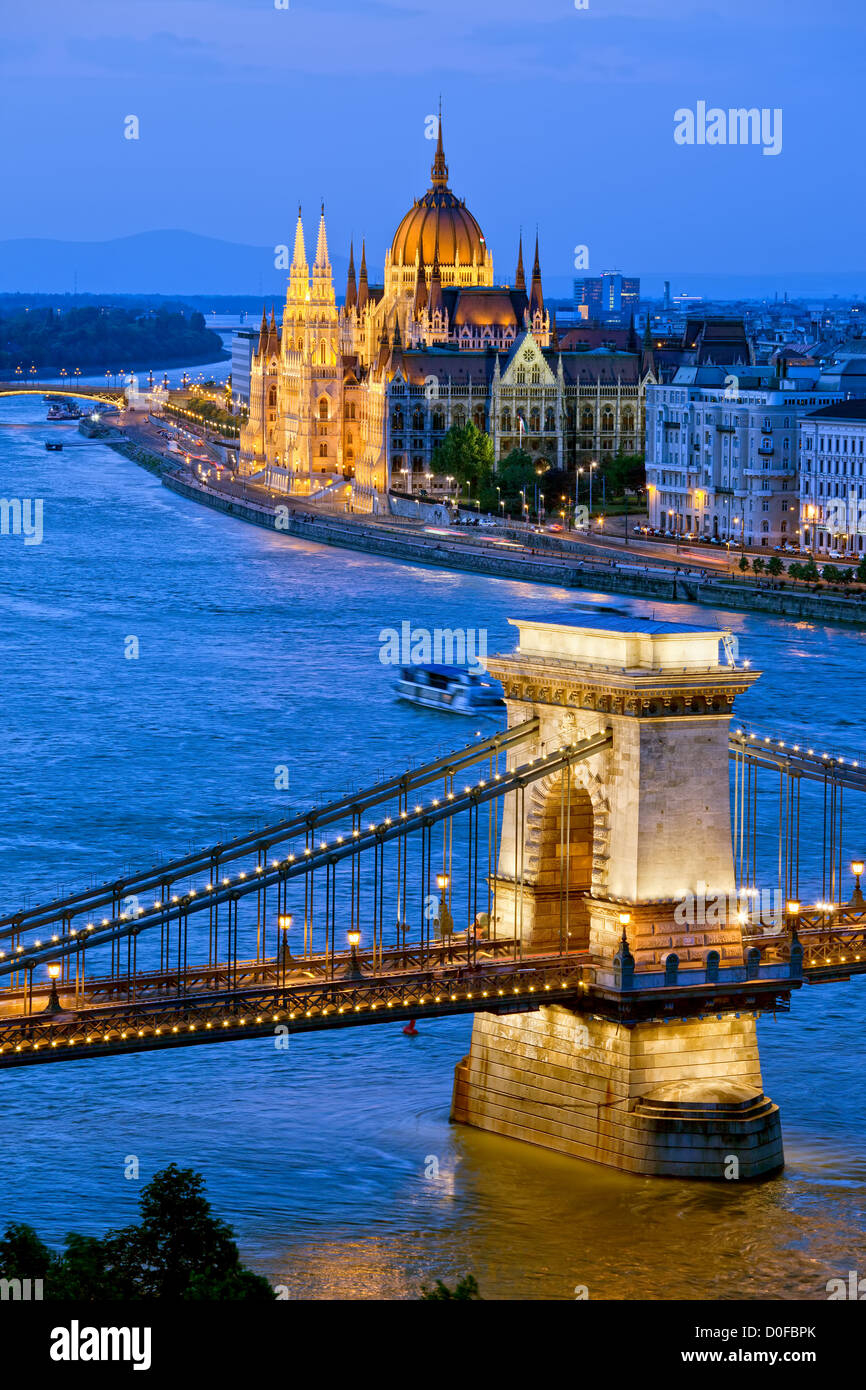 Parliament building chain bridge the evening hi-res stock photography ...