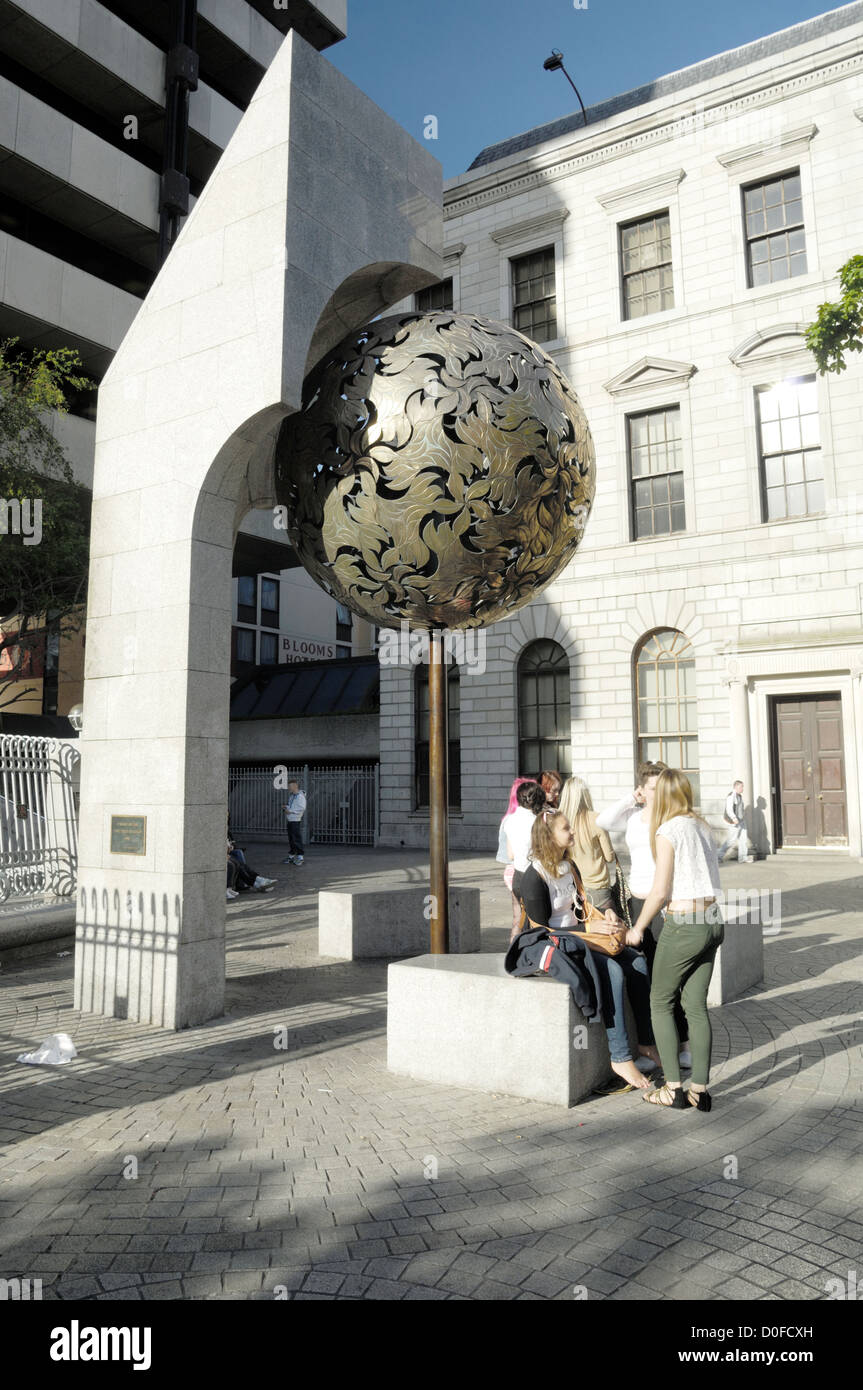 Gold sculpture hi-res stock photography and images - Alamy