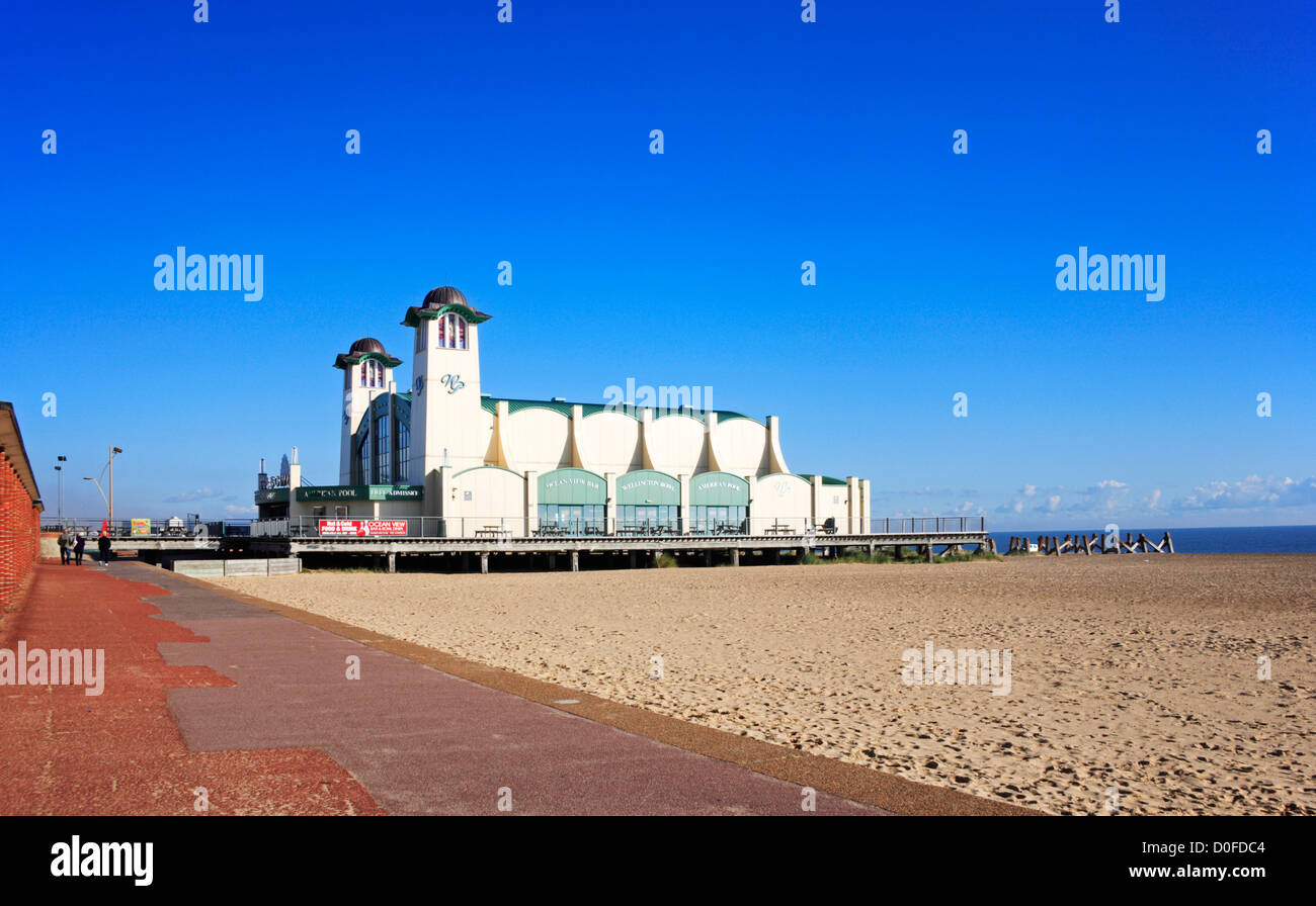 A view of the Wellington Pier at Great Yarmouth, Norfolk, England ...
