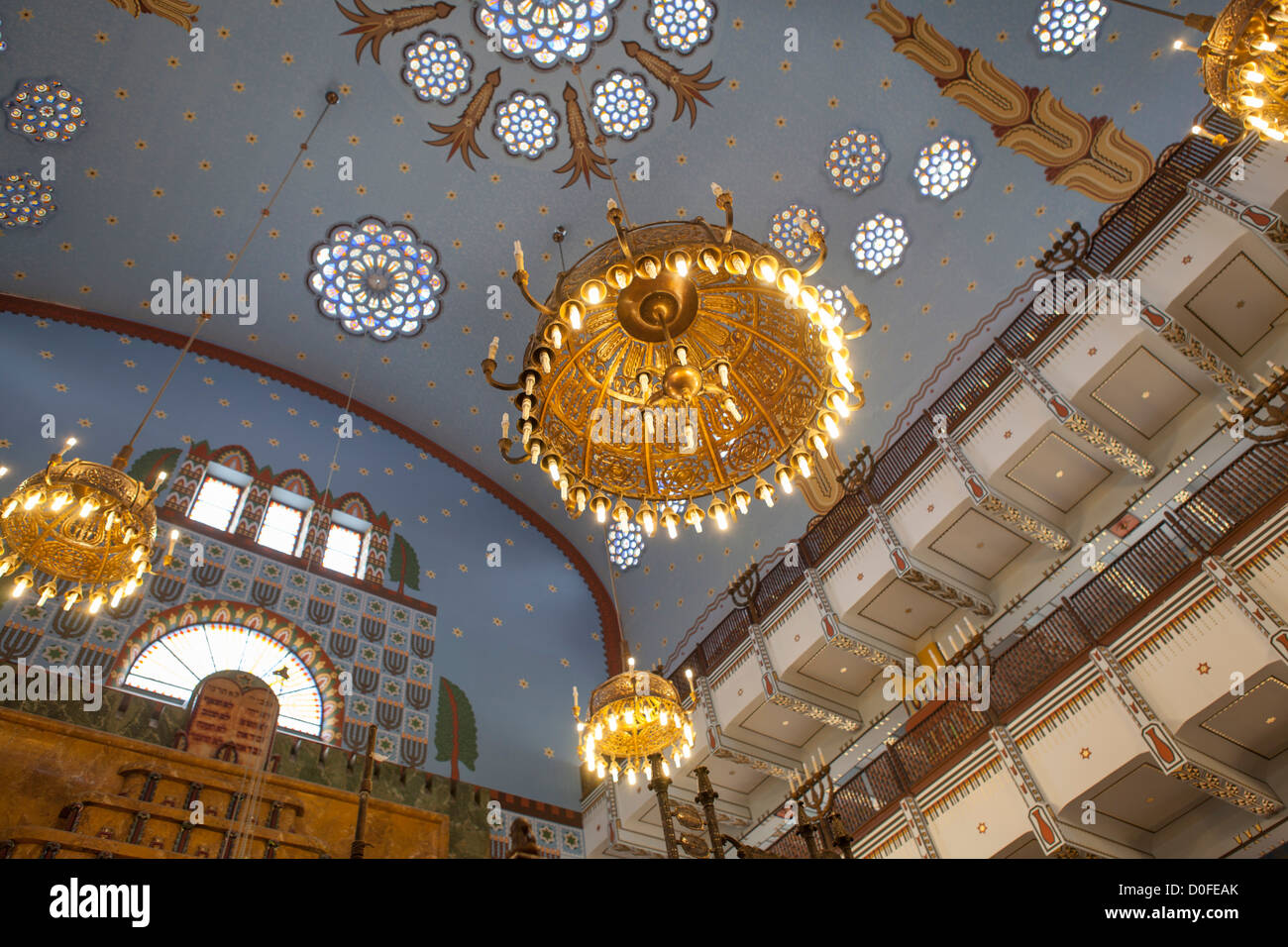 Orthodox Jewish Kazinczy synagogue In Budapest ceiling with stained ...