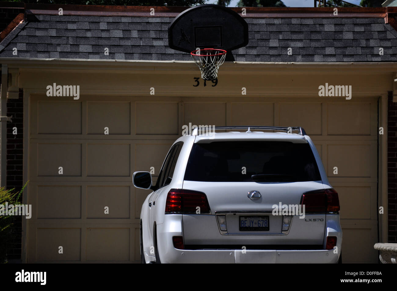 Basketball hoop on driveway hi-res stock photography and images - Alamy