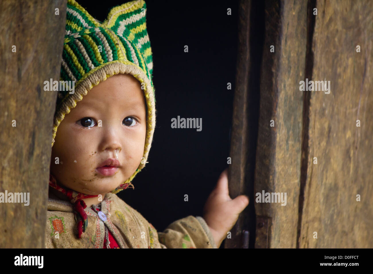 Child outside house vietnam hi-res stock photography and images - Alamy