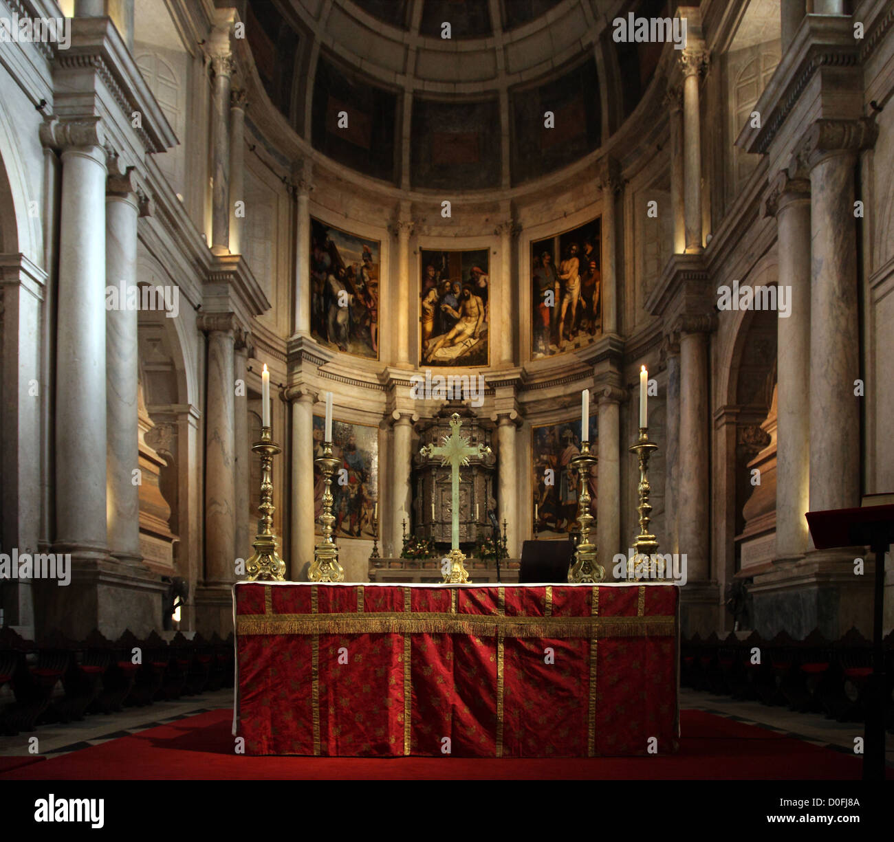 Altar jeronimos monastery hi-res stock photography and images - Alamy