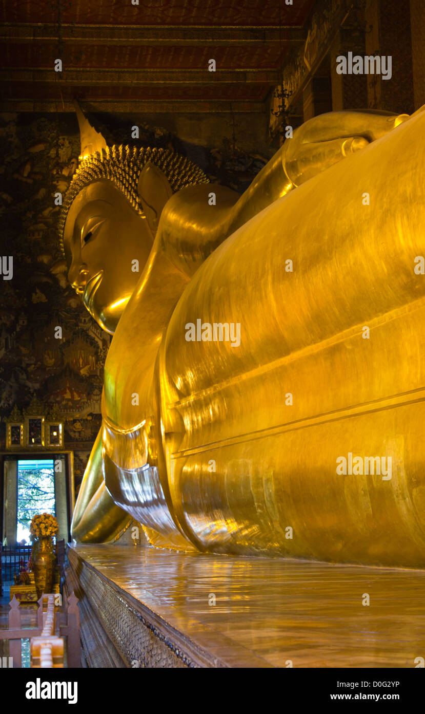 Giant Reclining Buddha in Wat Pho in Bangkok, Thailand Stock Photo - Alamy