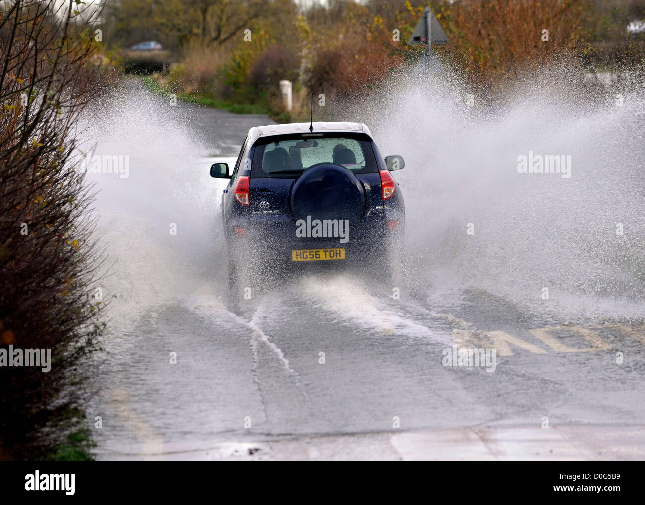 Wolvercote, Oxfordshire, UK. 25th Nov, 2012. Flooding at Godstow Road ...