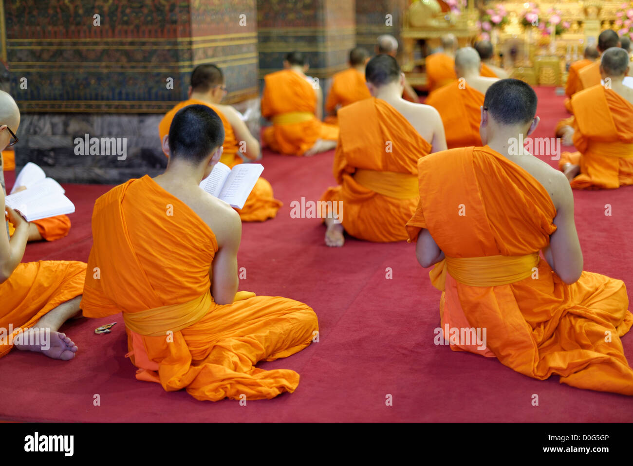 Monks in bangkok temple hi-res stock photography and images - Alamy