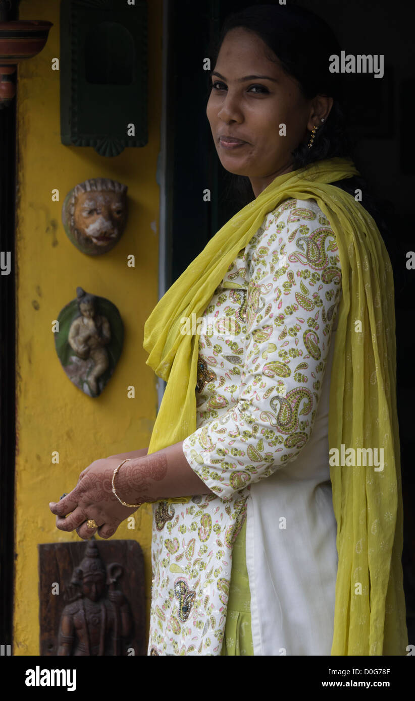 Shop lady in sari hi-res stock photography and images - Alamy