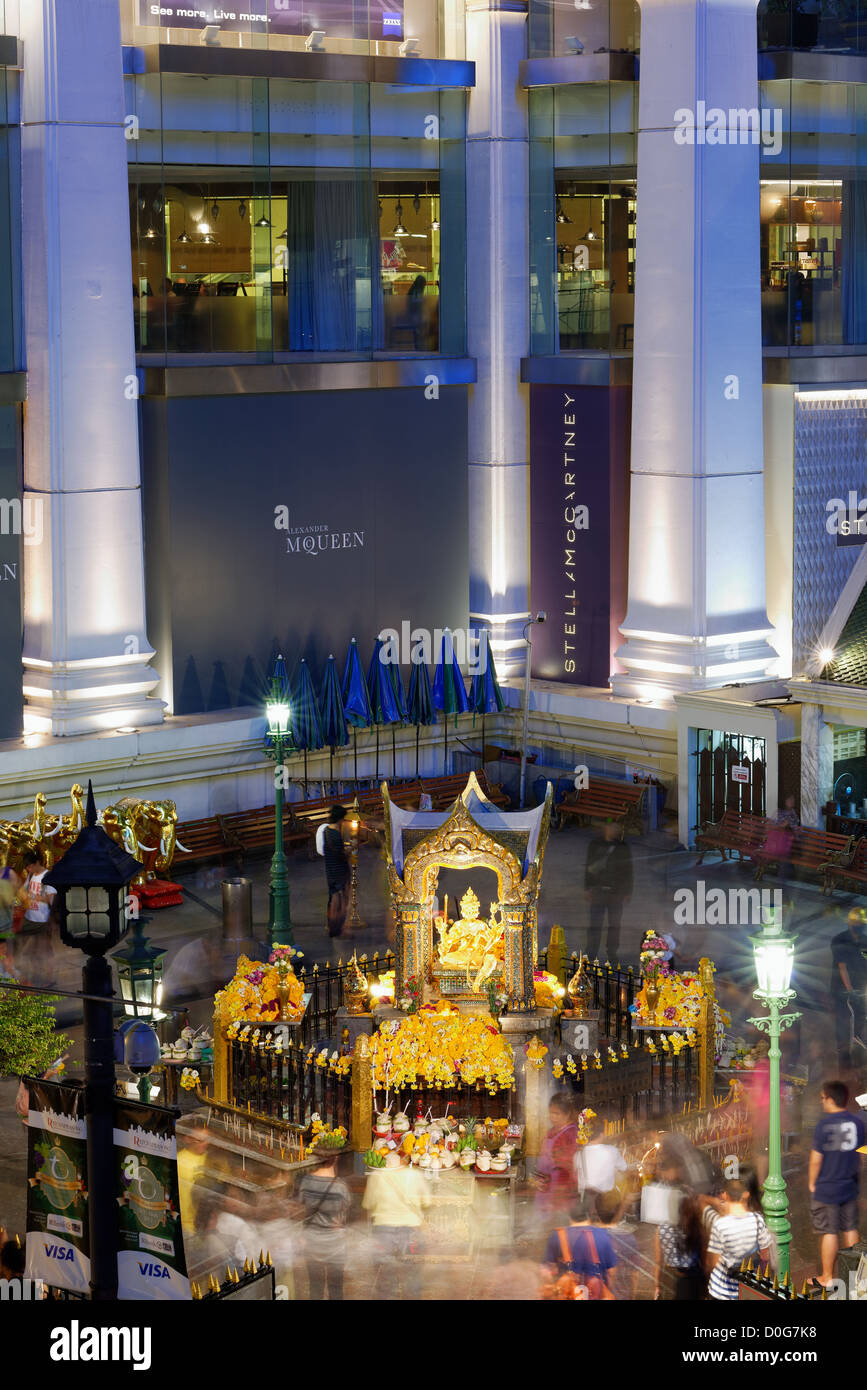 Erawan shrine at night in Bangkok, Thailand Stock Photo - Alamy
