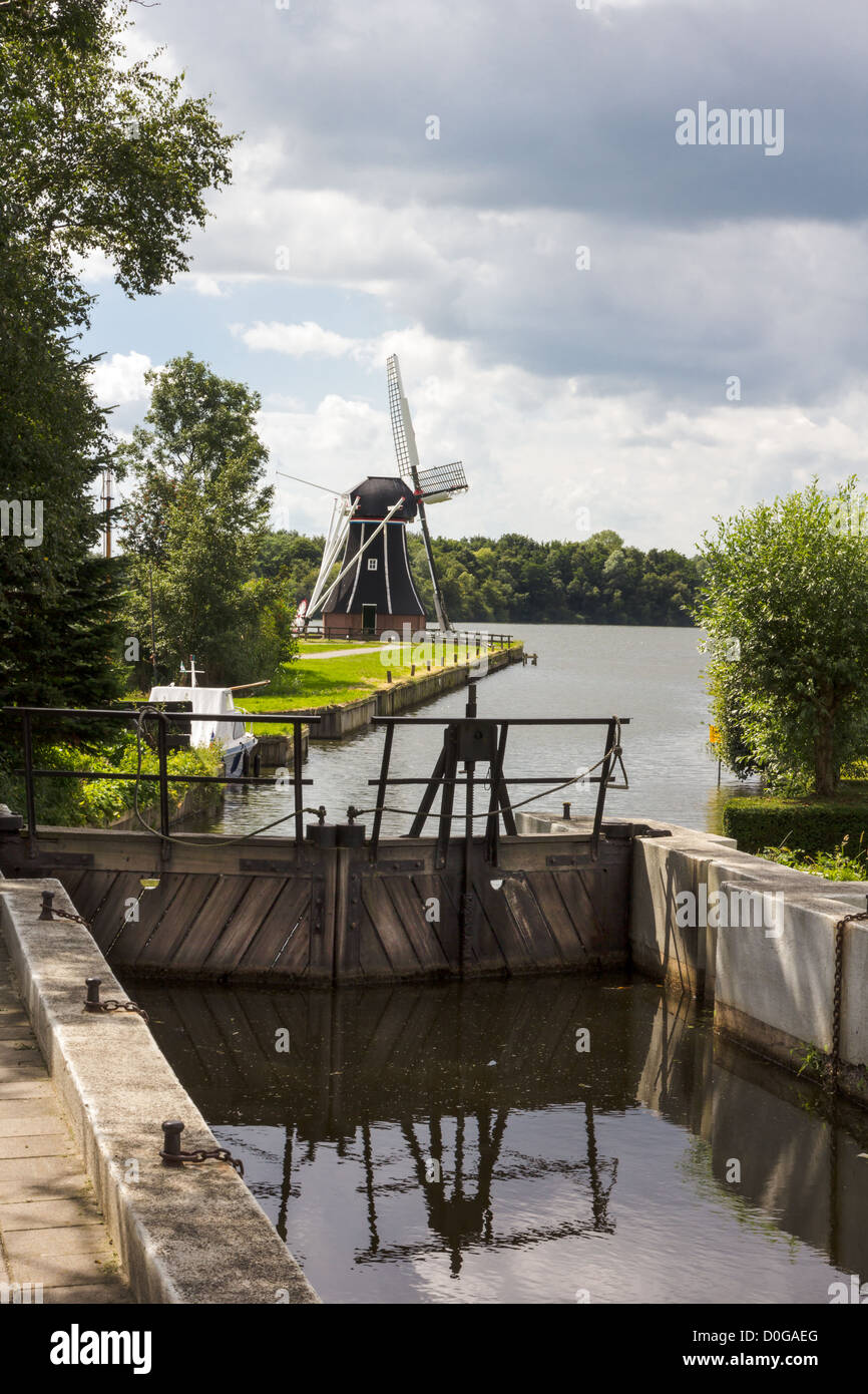 Dutch windmill hi-res stock photography and images - Alamy
