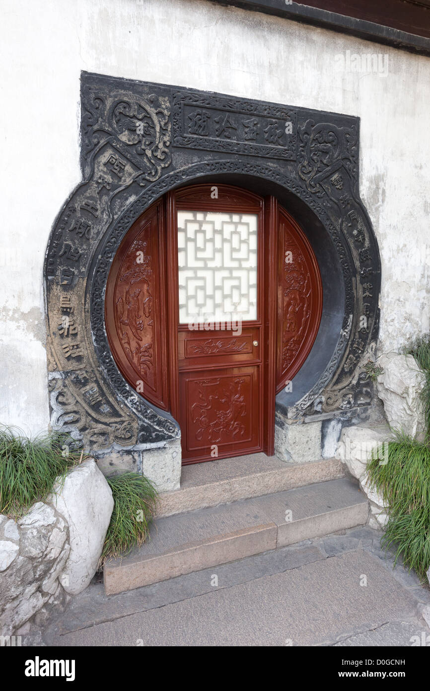 Moon door inside Yuyuan Garden Stock Photo - Alamy