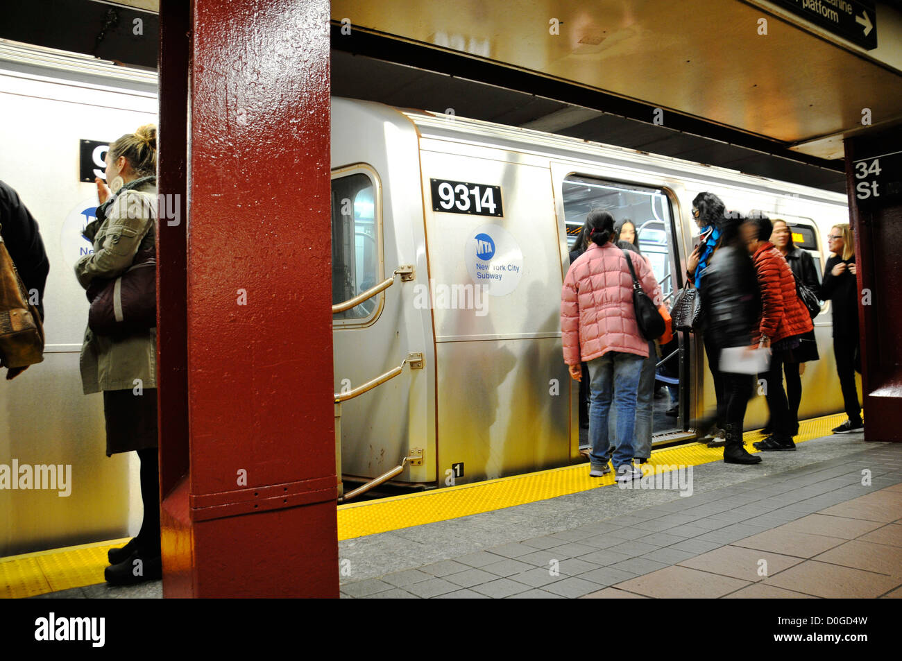 34th street herald square station hi-res stock photography and images ...