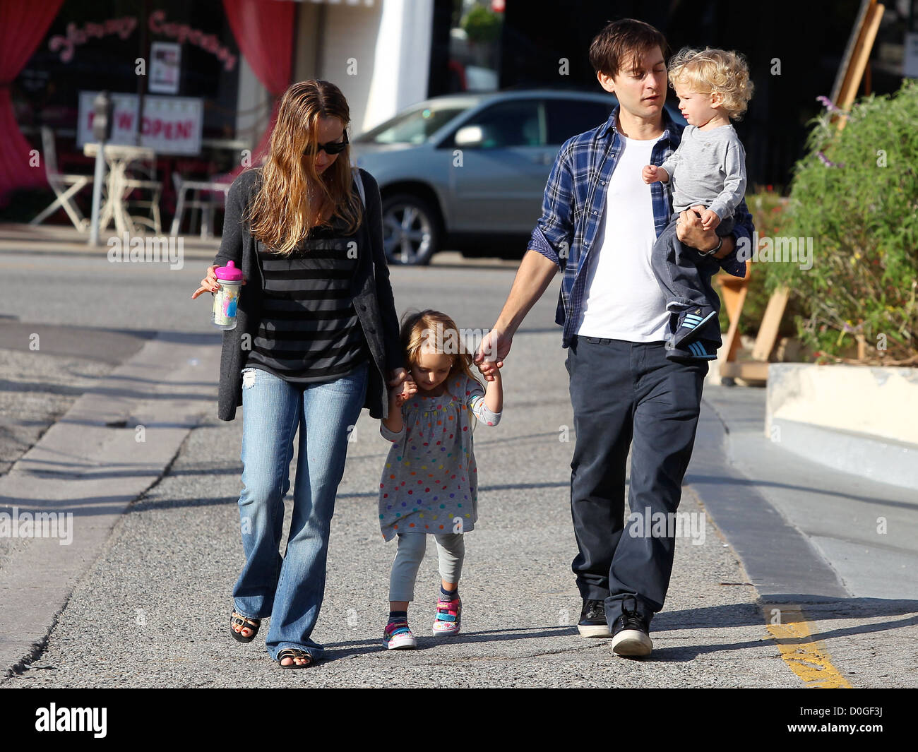 Jennifer meyer tobey maguire children hi-res stock photography and ...