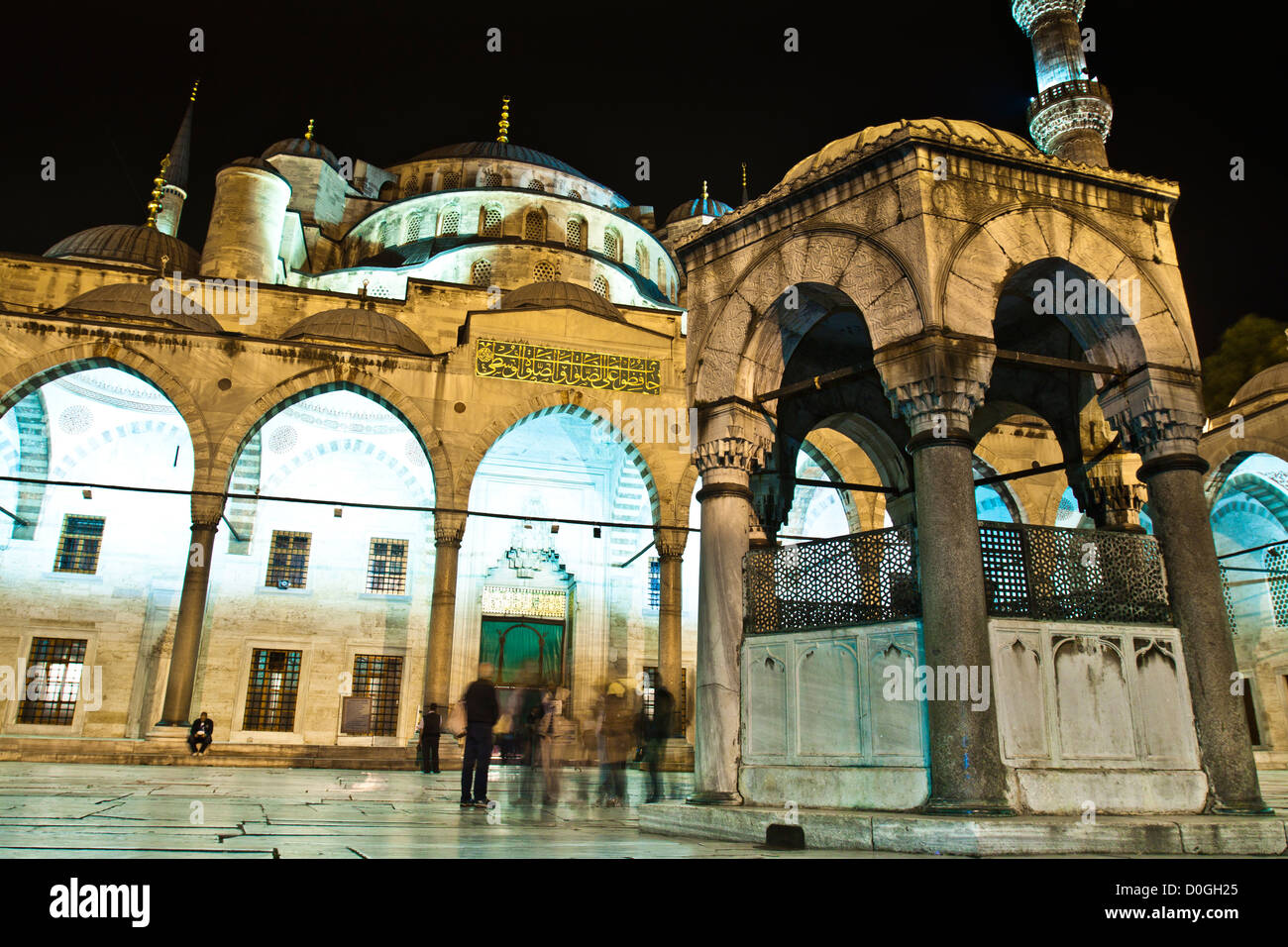 Courtyard blue mosque sultanahmet hi-res stock photography and images ...
