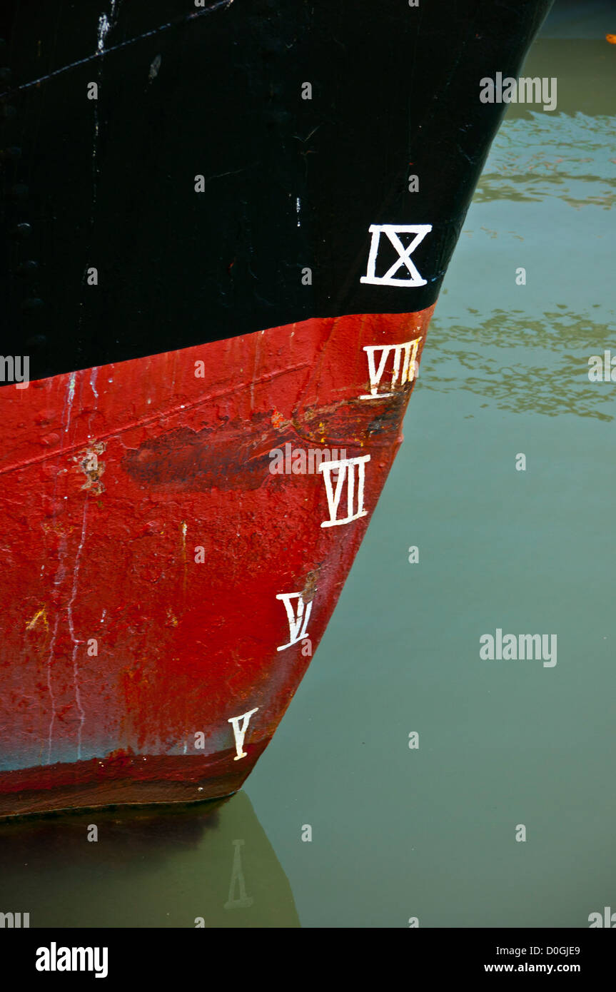 Bow of old boat ship Stock Photo - Alamy