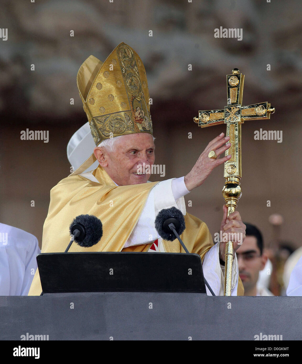 Pope Benedict XVI holds a special mass at the Antoni Gaudi. Thousands ...