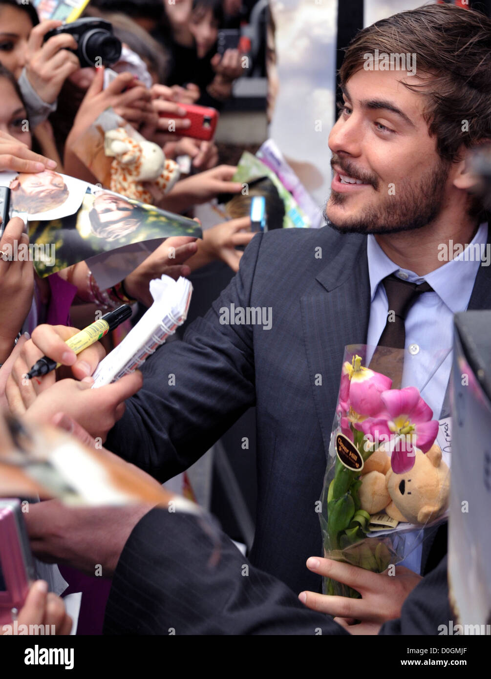Zac Efron greets fans Zac Efron is in Sydney promoting his new film ...