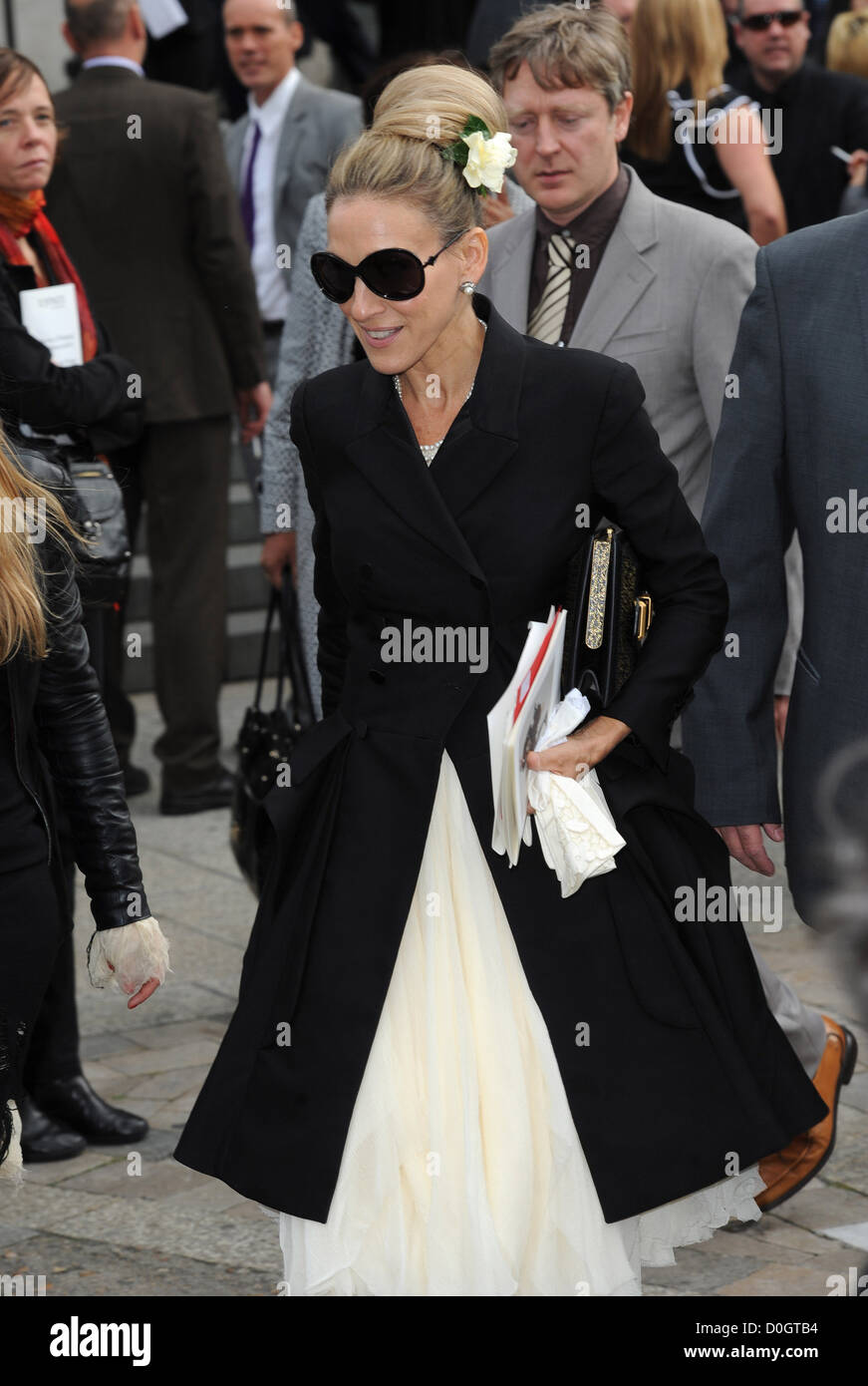 Sarah Jessica Parker London Fashion Week - Alexander McQueen memorial ...