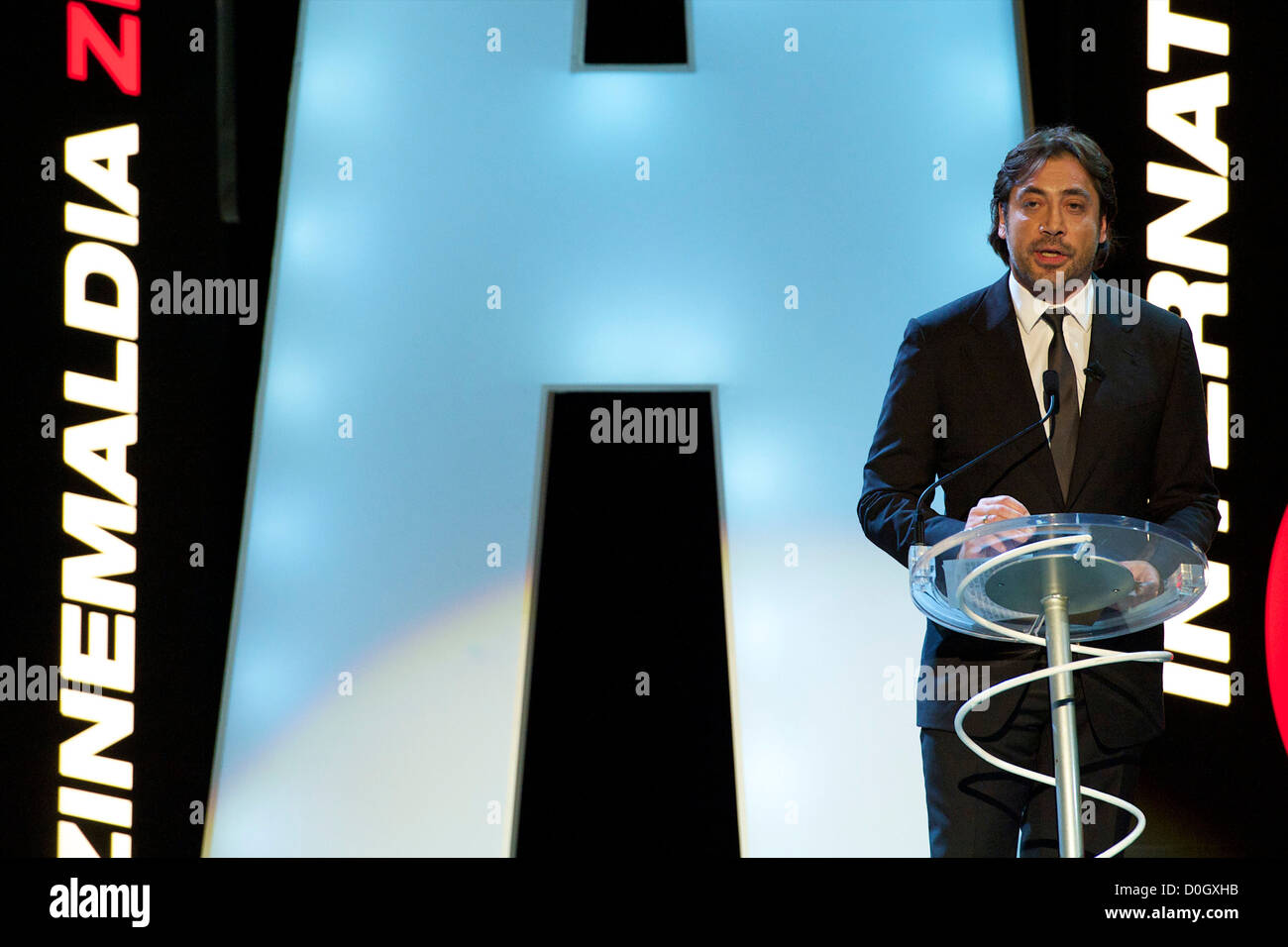 ROBERTS RECEIVES TOP ACTING AWARD JULIA ROBERTS has been honoured with ...