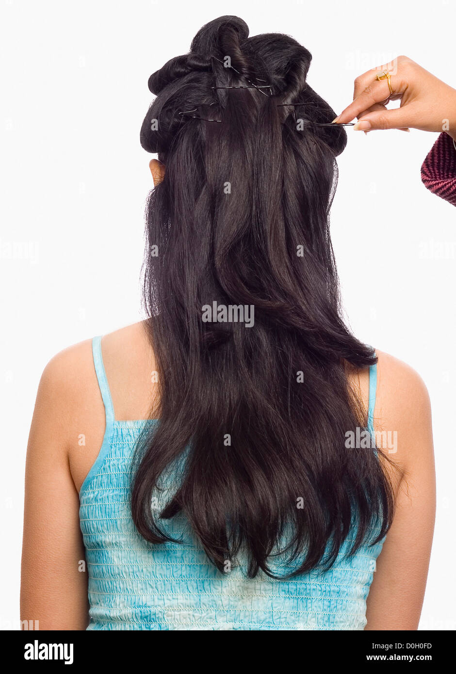 Person's hand styling a young woman's hair Stock Photo - Alamy