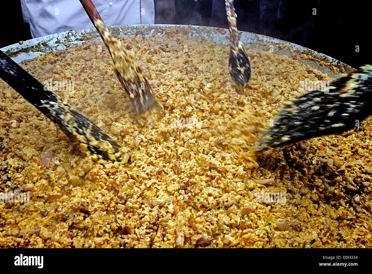 Giant dish chefs hi-res stock photography and images - Alamy