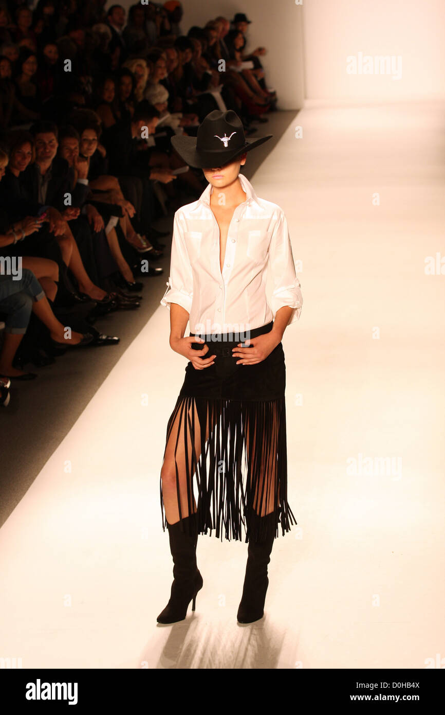 Model Mercedes-Benz IMG New York Fashion Week Spring/Summer 2011 - Zang ...