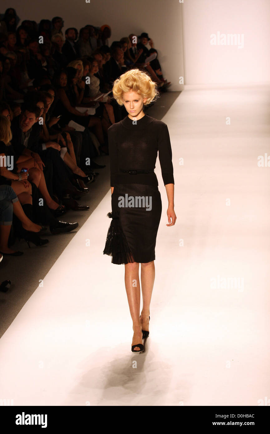 Model Mercedes-Benz IMG New York Fashion Week Spring/Summer 2011 - Zang ...