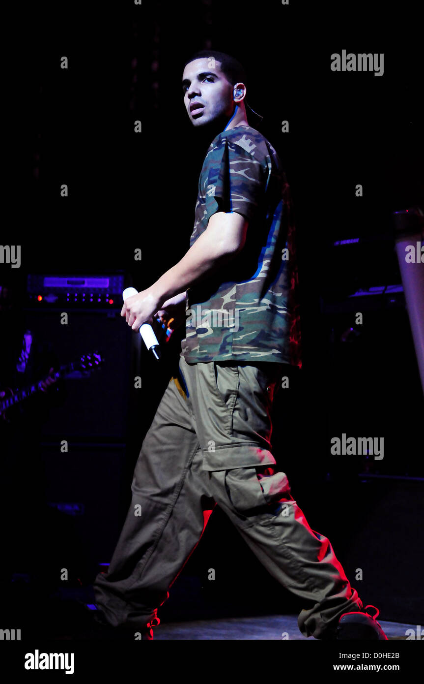 Drake 2nd day performance during the Drake Dream and Nightmares tour at ...