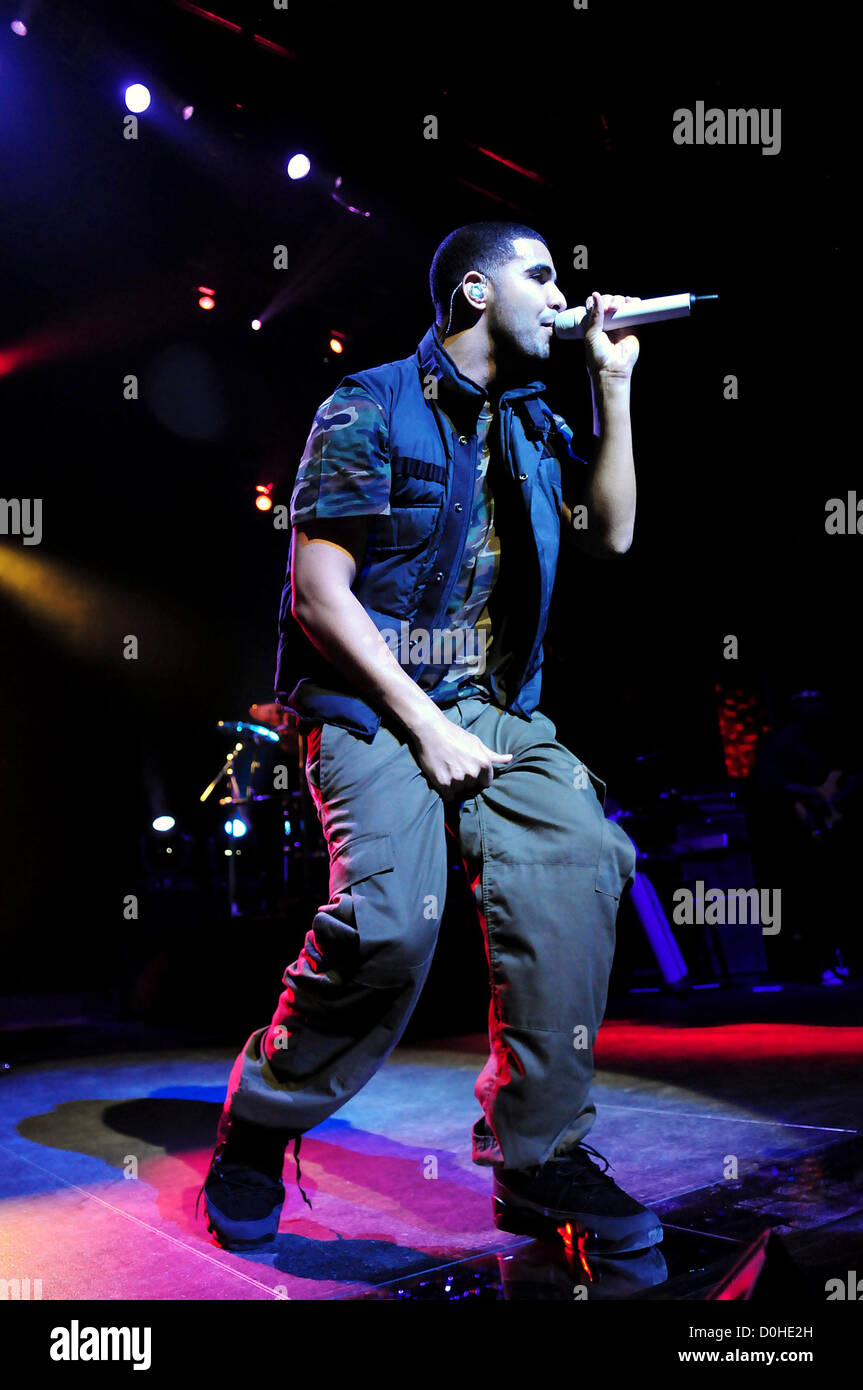 Drake 2nd day performance during the Drake Dream and Nightmares tour at ...