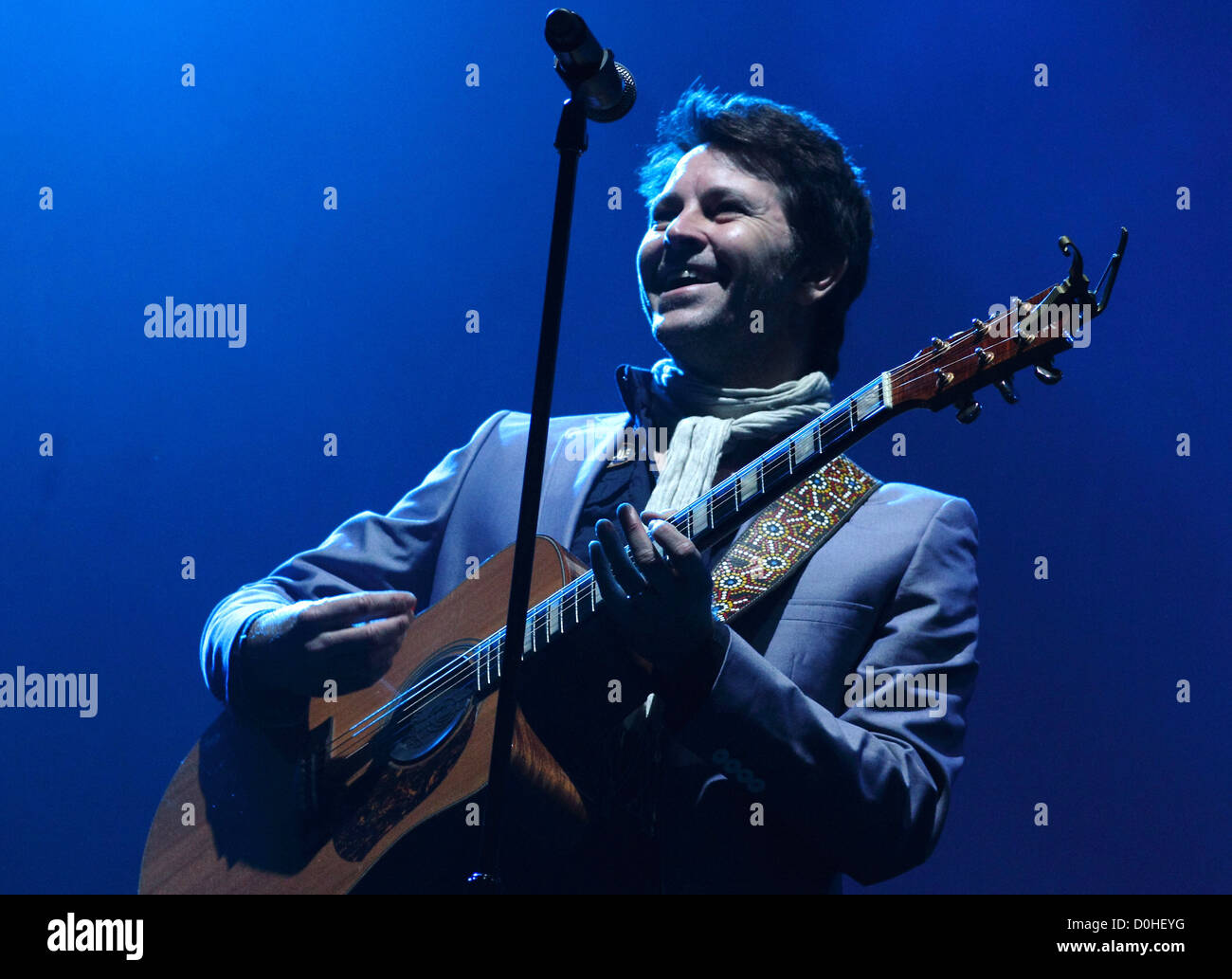 Bernard Fanning of Powderfinger performing live Adelaide, Australia ...